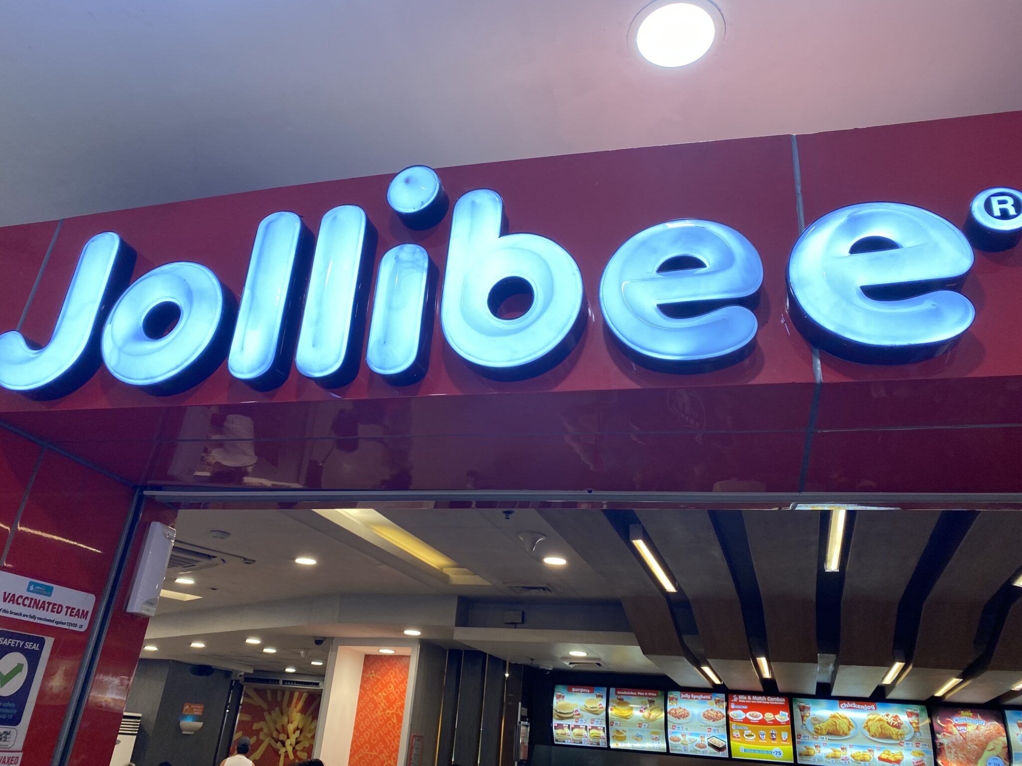 【2025年最新】マックも勝てないフィリピンの国民食 ジョリビー（Jollibee) の紹介！ | フジの旅log